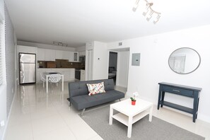 Apartamento Tradicional | Sala de estar | Televisor de 55 polegadas com canais digitais 