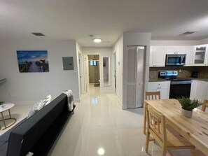 Apartamento Clássico | Sala de estar | Televisor de 55 polegadas com canais digitais 