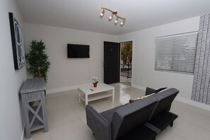 Apartamento Económico | Sala de estar | Televisor de 55 polegadas com canais digitais 