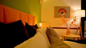 Quarto Duplo Deluxe | Minibar com produtos grátis, com decoração personalizada