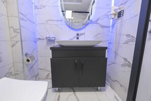 Quarto Standard | Casa de banho | Um polibã, um chuveiro de hidromassagem 