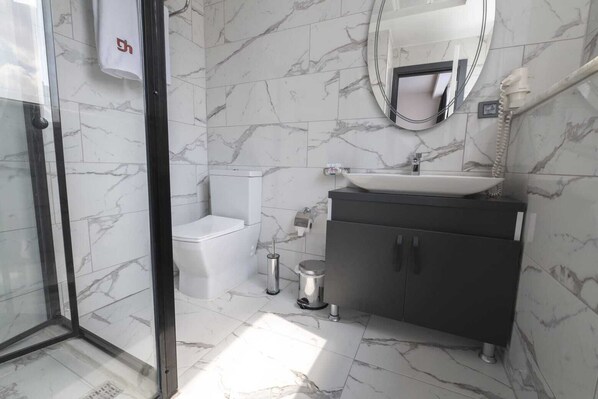 Quarto Standard | Casa de banho | Um polibã, um chuveiro de hidromassagem 