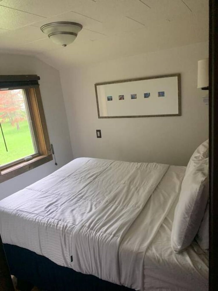 Hilltop Lodge Standard Double - Room 108 - Minnesota