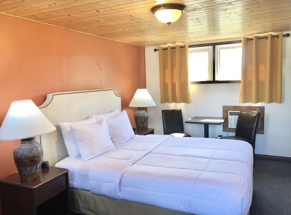 Hilltop Lodge Standard Queen - Room 105 - Fort Frances