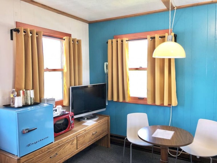 Hilltop Lodge Standard Queen - Room 101 - Minnesota