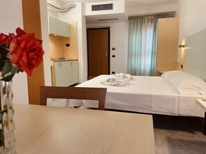 Estúdio empresarial | Frigobar, cofres nos quartos, escrivaninha