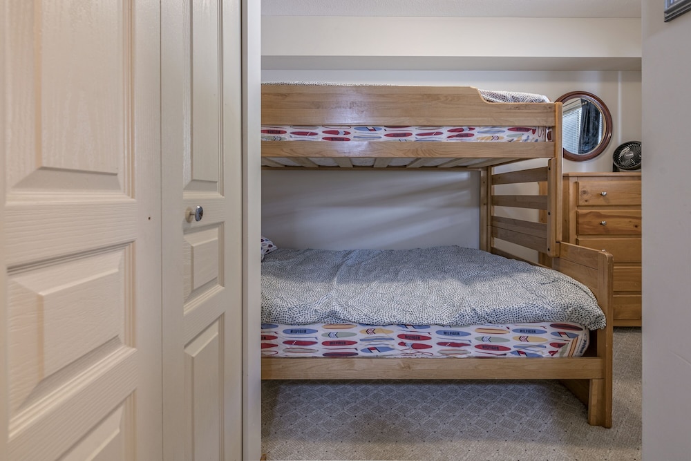 Cozy Ground Floor Creekside Condo - Pet Friendly, Gas Fireplace, Close To Trails - Armstrong