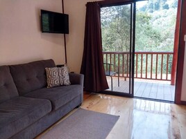 Cabana de Madeira Deluxe | Sala de estar | Televisor de ecrã plano de 30 polegadas com canais por cabo, televisor 