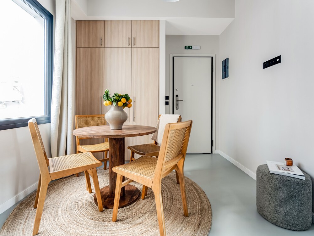 Sanders Port - Sleeky Studio With Roof-top Terrace Reviews, Deals ...