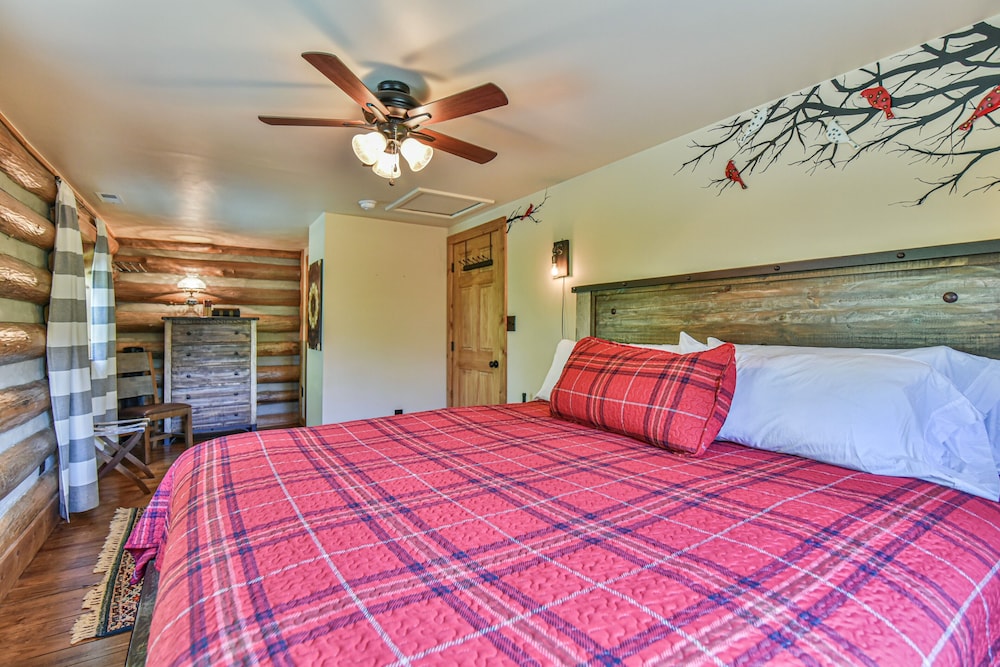 Classic Log Cabin 15 Minutes To Downtown Asheville-fire Pit, Pond, Fireplace - Weaverville, NC