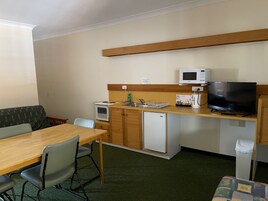 Quarto Familiar | 1 quarto, secretária adequada para computadores portáteis 