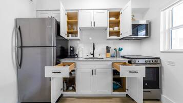 Apartamento Deluxe | Cozinha privada | Um frigorífico/congelador grande, um micro-ondas, um forno