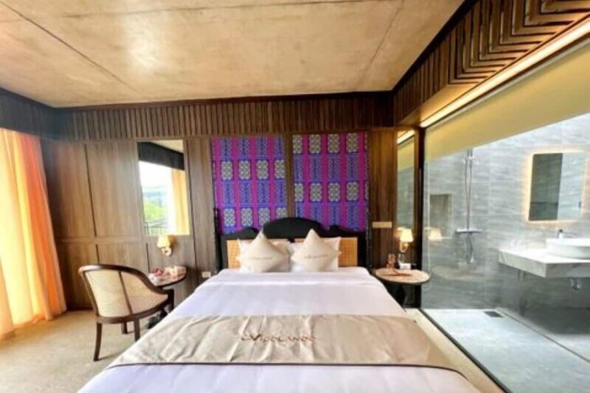 1 quarto, roupa de alta qualidade, cofre no quarto, secretária 