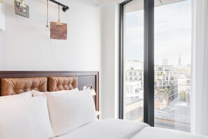 Quarto (Lovely) | Roupas de cama antialérgicas, cofres nos quartos, escrivaninha