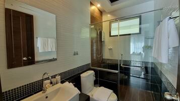 Villa Familiar | Casa de banho | Um polibã, um chuveiro fixo, um secador de cabelo, toalhas fornecidas