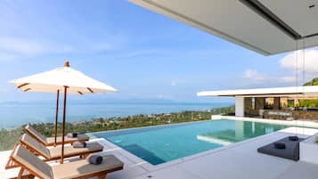 Piscina exterior, guarda-sóis, espreguiçadeiras