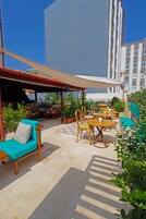 Serve jantares e happy hour 