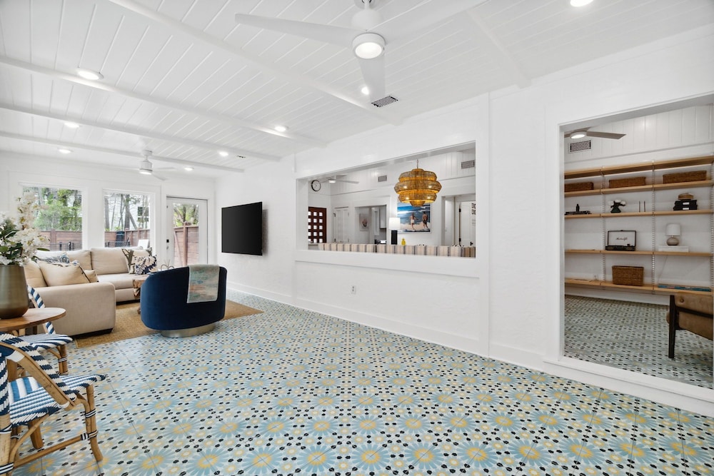 Moon Tide— Beautiful beach cottage w/6 bikes, bocce ball court, & pool ...