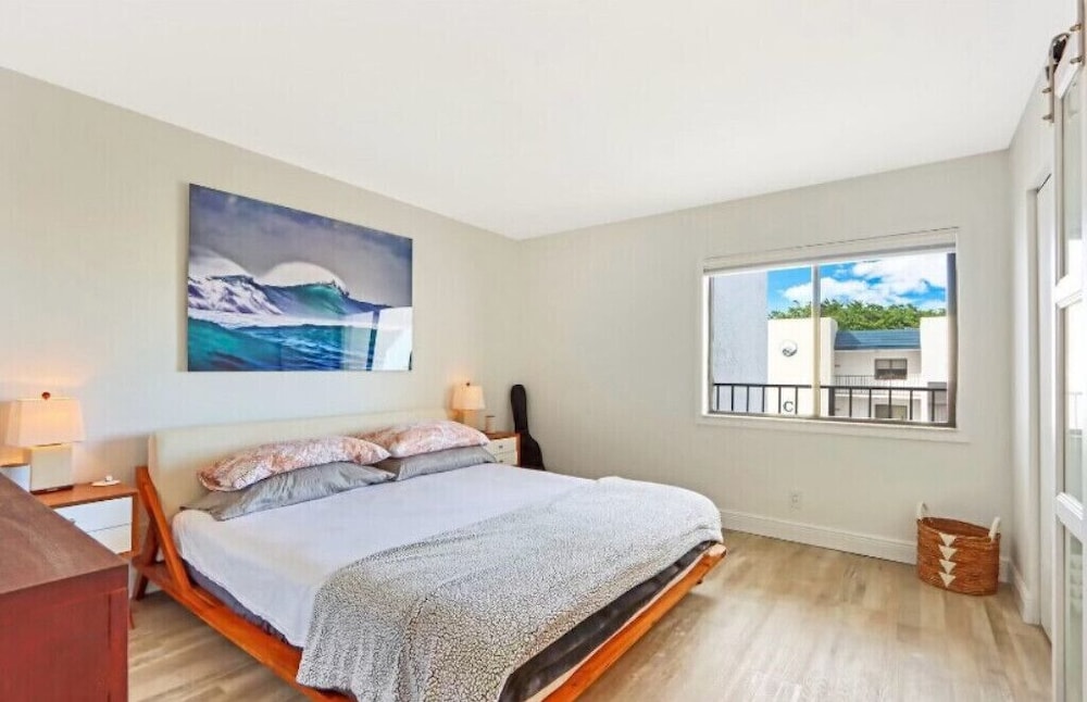 Newly Remodeled Jupitor Raquet Club- Sleeps Up To 4 People - Jupiter, FL