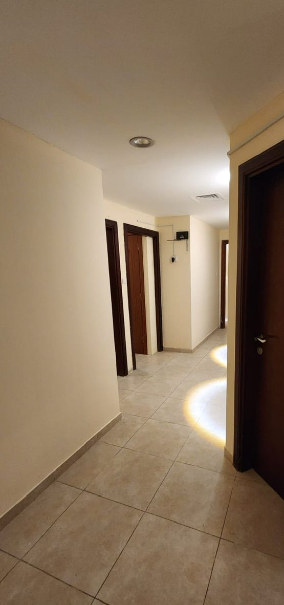 Corredor com placa indicando o quarto 3025.