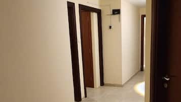 Corredor com placa indicando o quarto 3025.