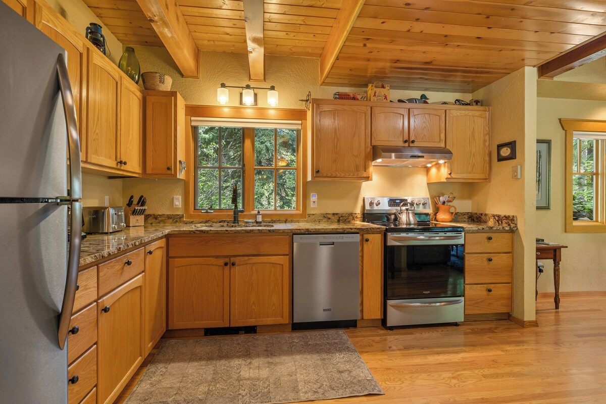 Metolius River Resort Cabin 1 Luxurious cabin on the Metolius River w ...