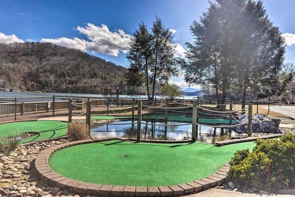 Luxe Rumbling Bald Home W/ Deck & Mountain View - Lake Lure, NC