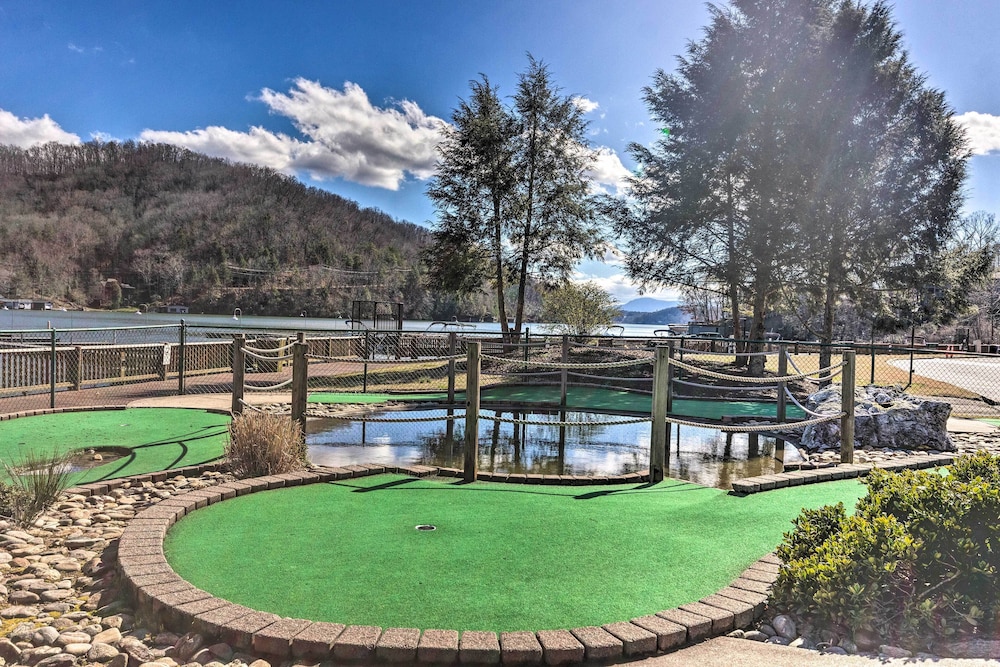 Luxe Rumbling Bald Home W/ Deck & Mountain View - Lake Lure, NC