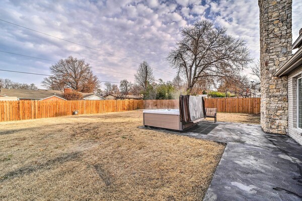 Immaculate 'Woodland View' Retreat W/ Hot Tub - Tulsa, OK