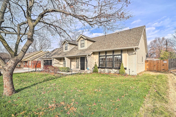 Immaculate 'Woodland View' Retreat W/ Hot Tub - Tulsa, OK