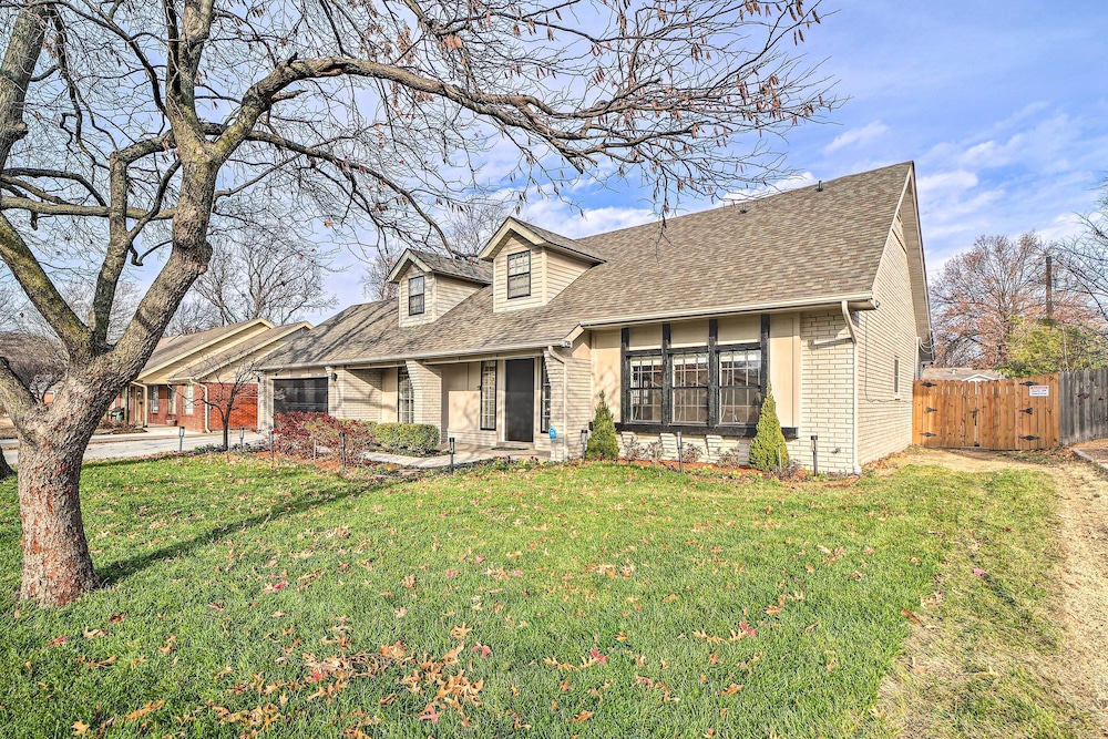 Immaculate 'Woodland View' Retreat W/ Hot Tub - Tulsa, OK