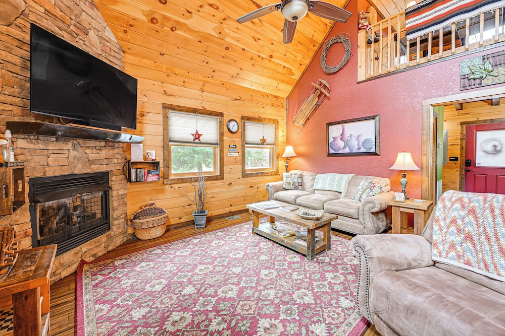 Cozy Couples Getaway W/ Hot Tub: 'Fox Ridge Cabin' - Cherokee, NC
