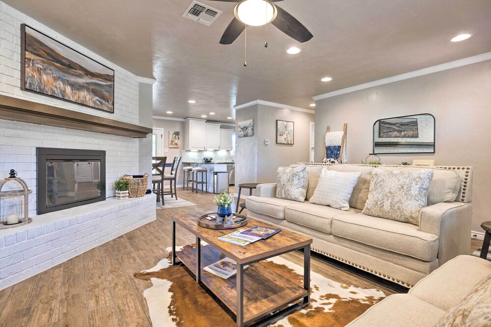 Updated 'Blue Door Haus' ~ 1 Mi To Main St! - Fredericksburg, TX