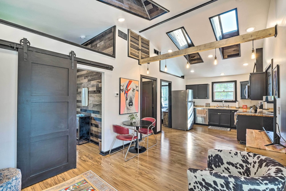 Modern Louisville Apartment W/ Furnished Deck - Louisville, KY