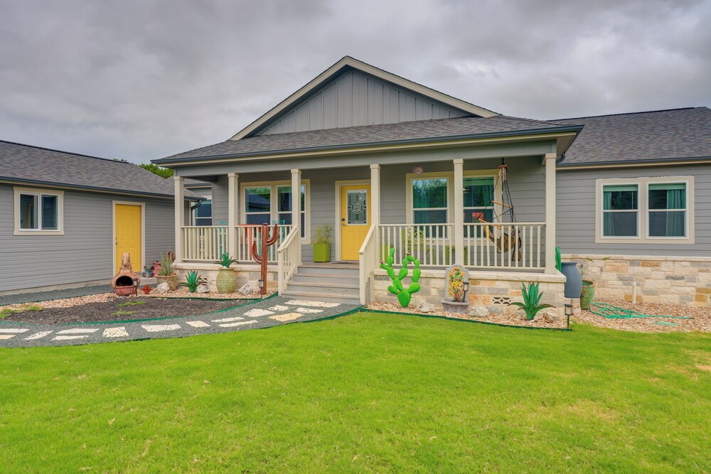 Canyon Lake Home W/ Spacious Deck & Backyard! - Canyon Lake, TX