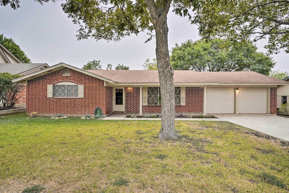 Cozy Home W/ Patio, 1 Mi To Airport! - San Antonio, TX