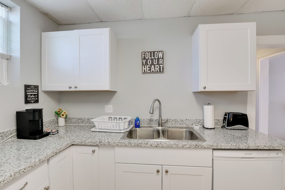 3 Mi To Dtwn Galveston: Beautiful Apt W/ Deck! - Tiki Island, TX