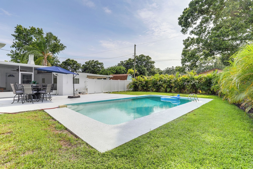 Bright Pinellas Park Getaway W/ Private Pool! - St. Petersburg, FL