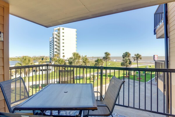 Across From Beach: Resort-style Galveston Condo - Galveston, TX