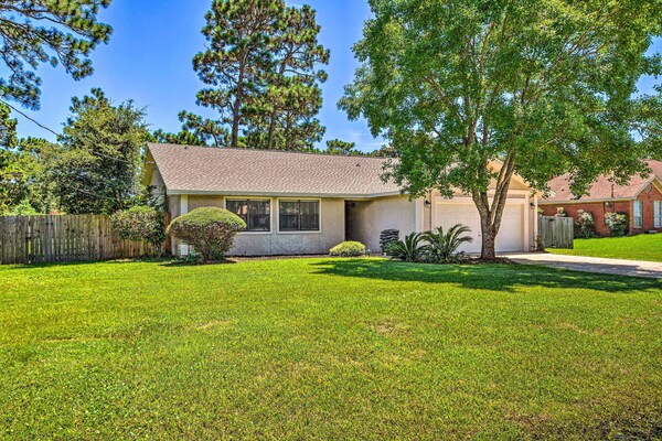 Navarre Home W/ Game Area + Screened-in Porch - Navarre, FL