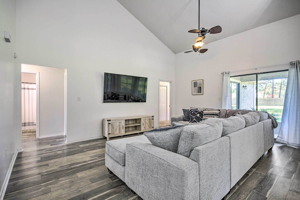 Navarre Home W/ Game Area + Screened-in Porch - Navarre, FL