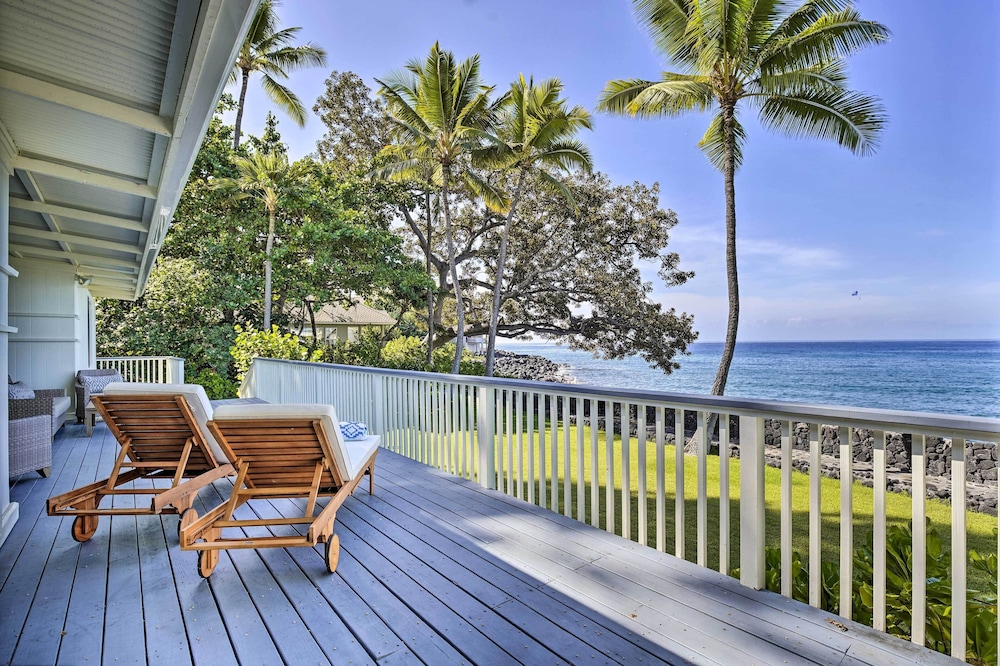 Bright & Airy Beach House W/ Oceanfront Views - Kailua-Kona, HI