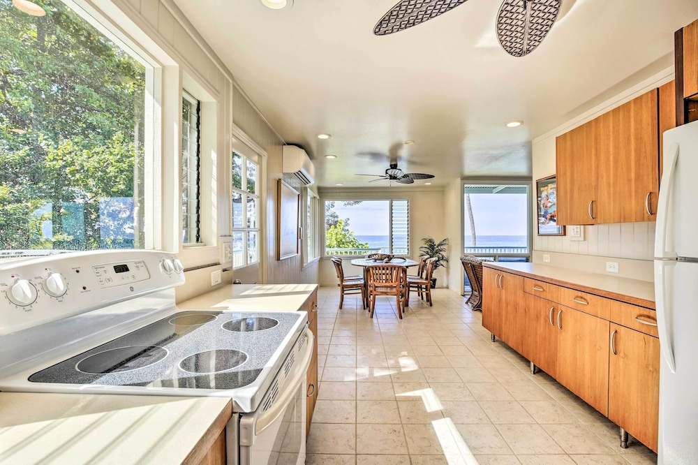 Bright & Airy Beach House W/ Oceanfront Views - Hawaii