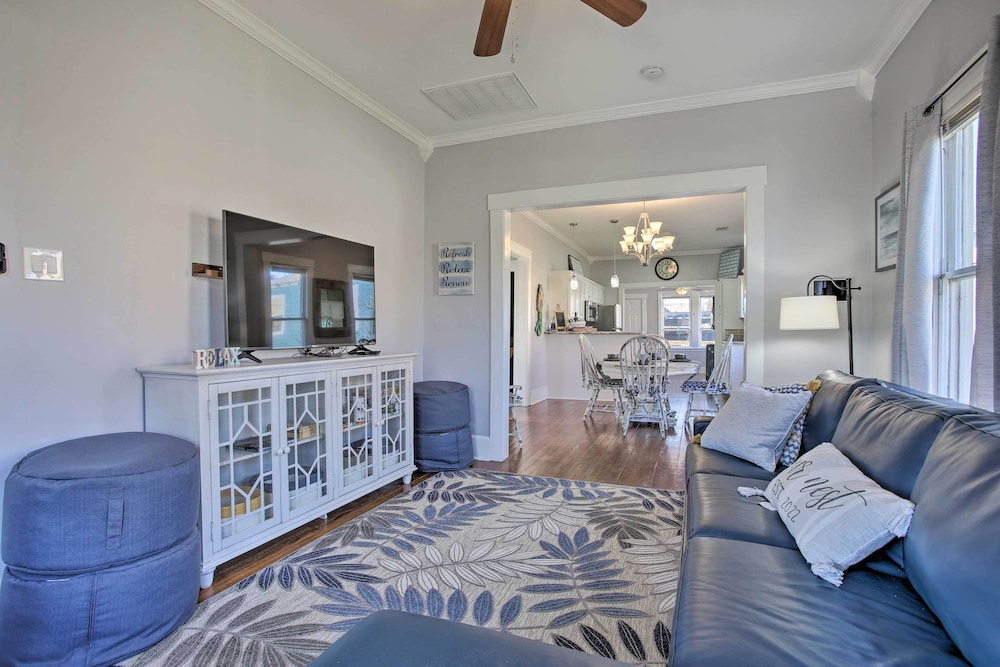 < 2 Mi To Pleasure Pier: Cozy Beach Bungalow - Galveston