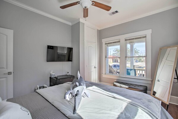 < 2 Mi To Pleasure Pier: Cozy Beach Bungalow - Galveston