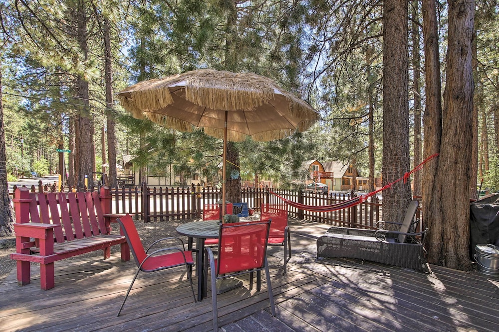 < 3 Mi To Lake: Pet-friendly Big Bear Cabin - Big Bear, CA