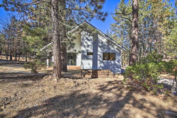 Half-mi To Big Bear Lake: Modern Home W/ Deck - Big Bear, CA