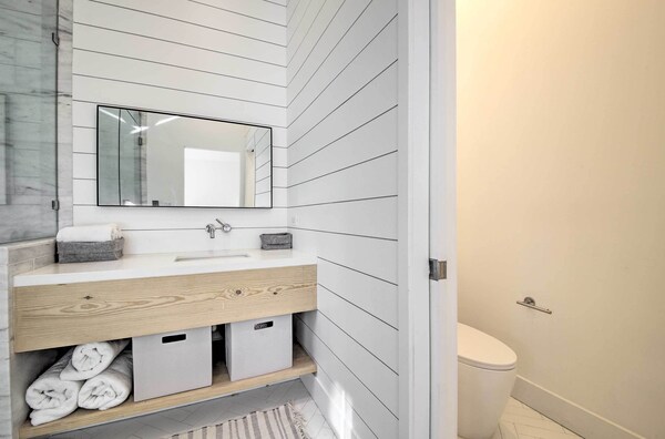 Half-mi To Big Bear Lake: Modern Home W/ Deck - Big Bear Lake, CA