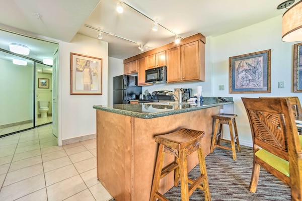 Cute Beachfront Condo W/ Lanai & Resort Pools - Maui, HI