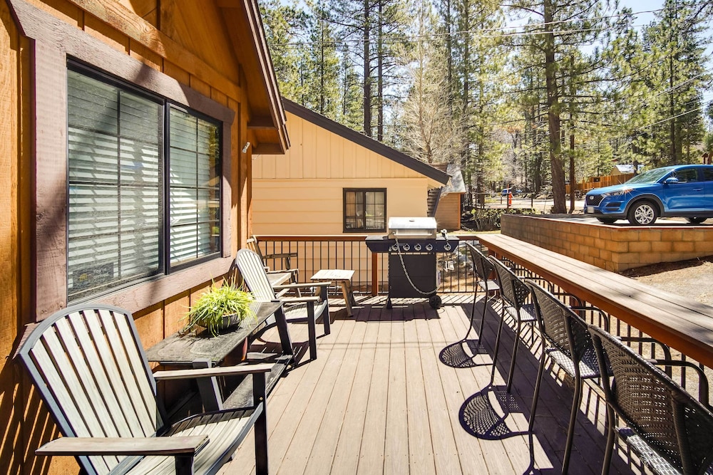 < 3 Mi To Lake: 'Goldilodge' Big Bear Lake Cabin - Big Bear, CA